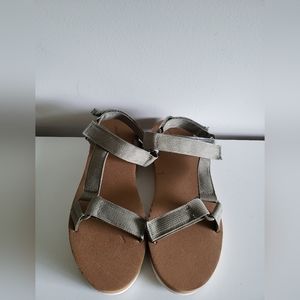 Universal Thread | Shoes | Womens Green Holden Sandals Size 1 | Poshmark